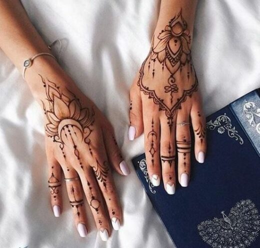 Tatouages sur les mains : 60 motifs tendances pour femme